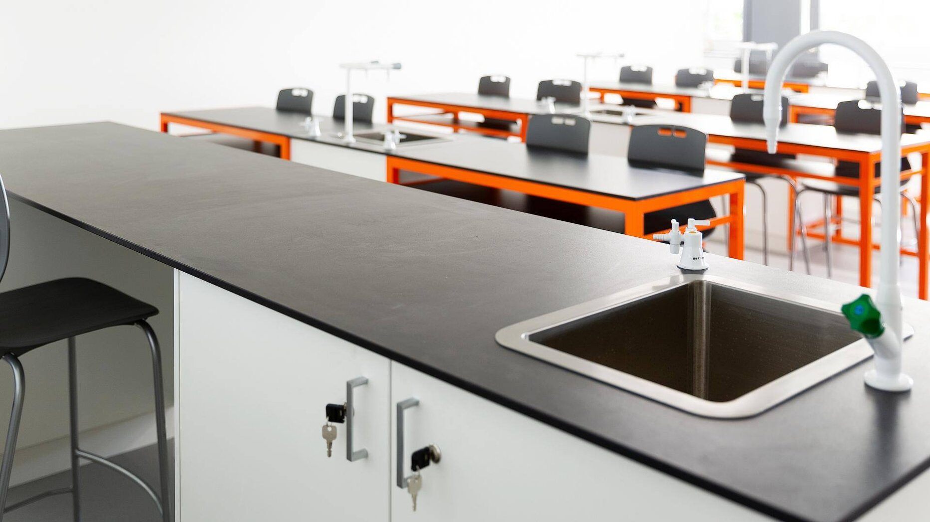 5 Points to Consider When Building High School Science Labs | Amicus